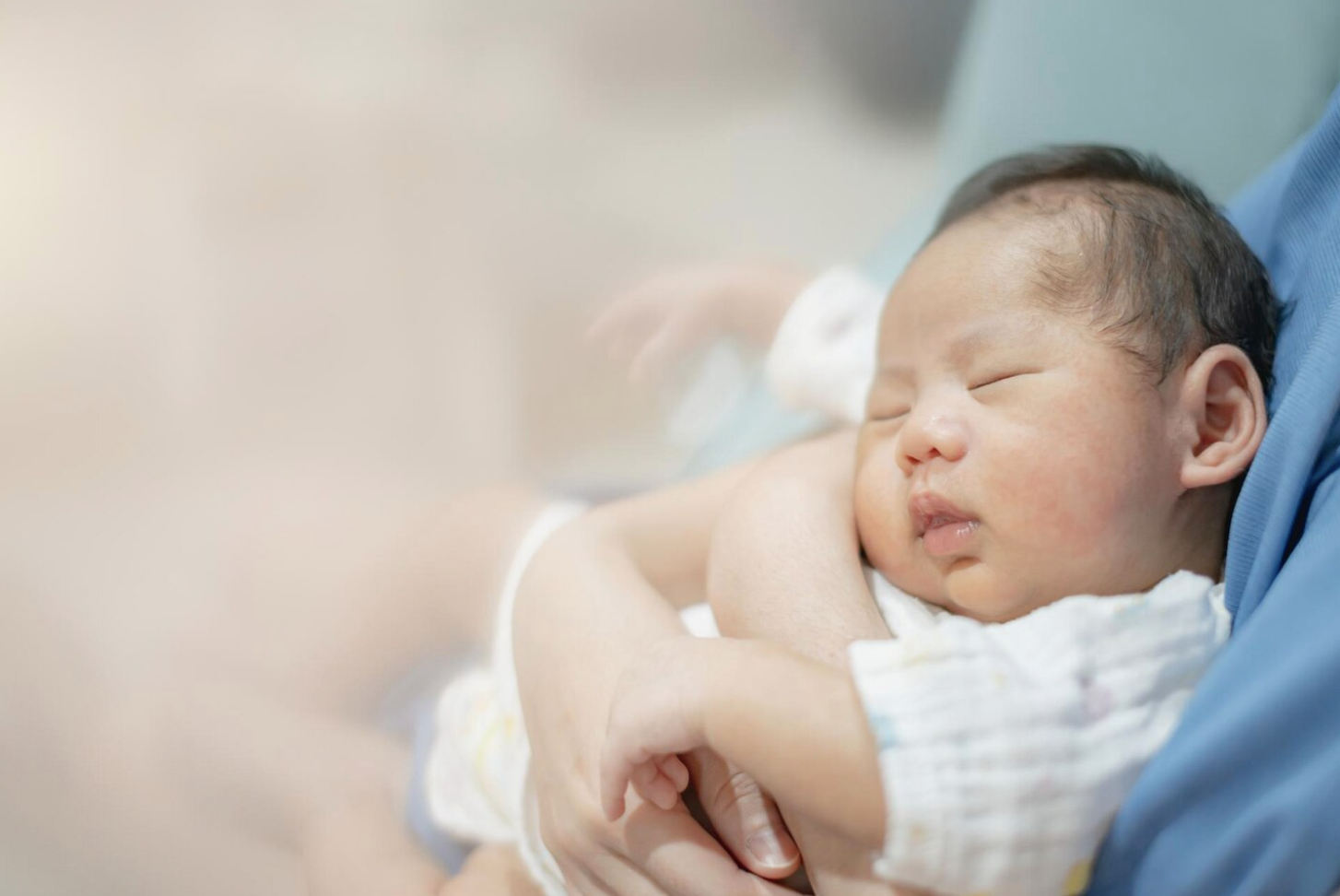 為什麼會得玫瑰疹？玫瑰疹會傳染嗎？常見症狀與照顧方法一次看！ - YODEE